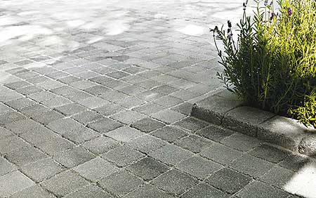 Pourquoi choisir un pavé en béton pour sa terrasse ou son allée